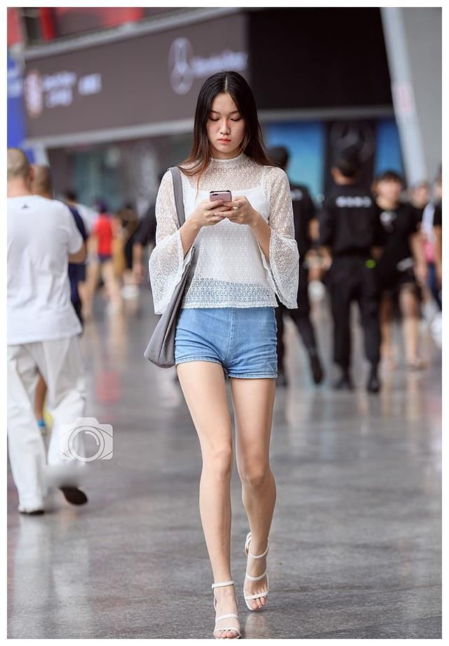 美女走在街上是不是会有很多人注意?